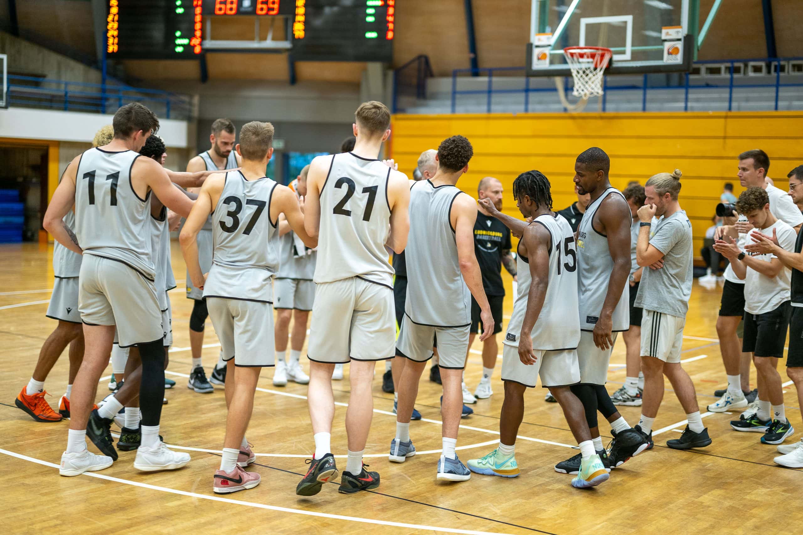 Fünf Partien, ein Basketball-Feiertag: Das Porsche BBA Season Opening ...