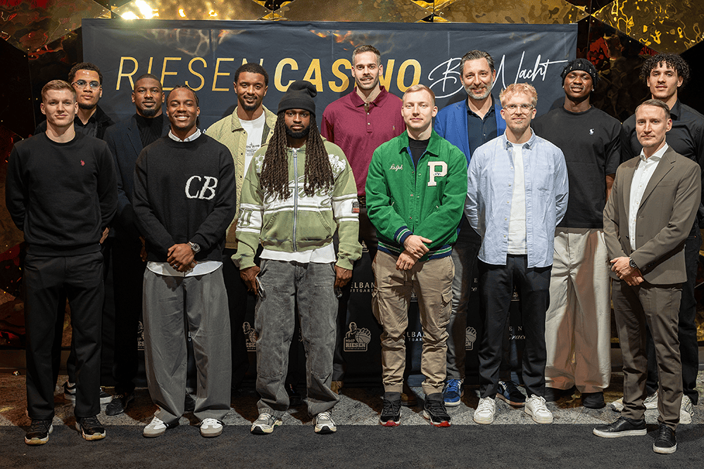 Straight Flush: Gelb-Schwarze Spielbank-Starting-Five | MHP RIESEN ...